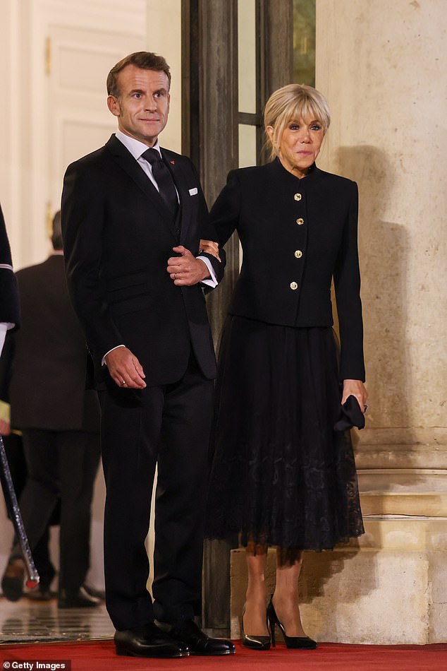 Brigitte Macron teme que “sus pantalones se le abulten entre las ...