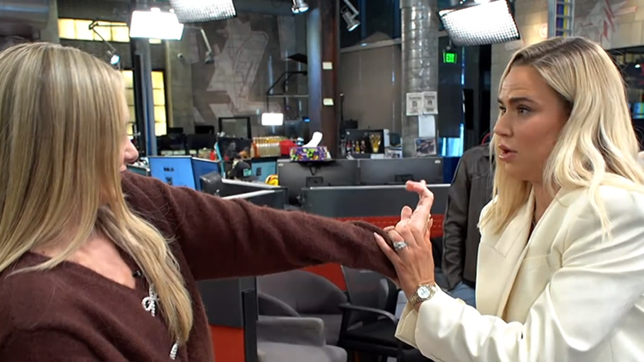 CJ Perry muestra el movimiento de lucha libre del productor Charlie ...