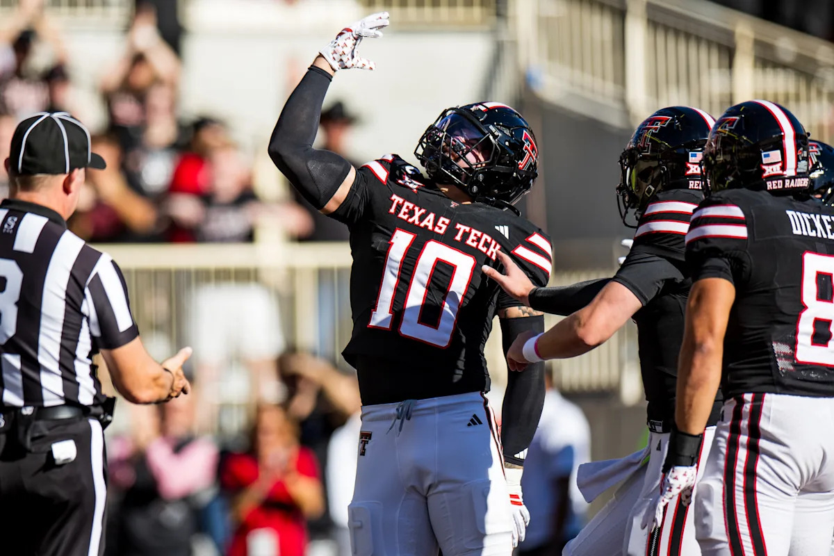 El apoyador estrella de Texas Tech, Jacob Rodríguez, hace la pose de ...