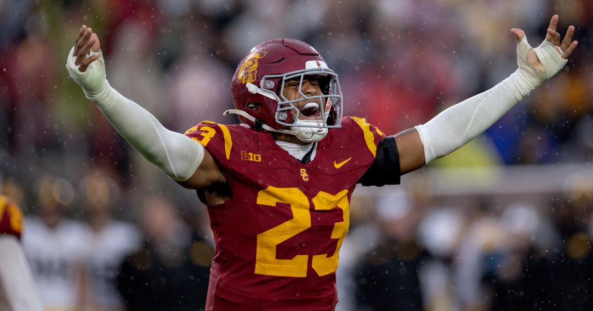 USC regresa para derrotar a Iowa en una victoria emocionante y lluviosa ...
