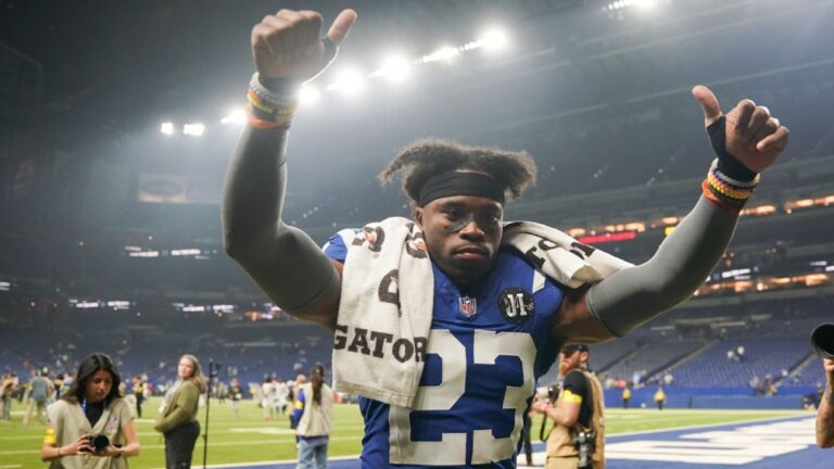 Los Colts renuncian al esquinero Kenny Moore y al safety Nasir Adderley ...