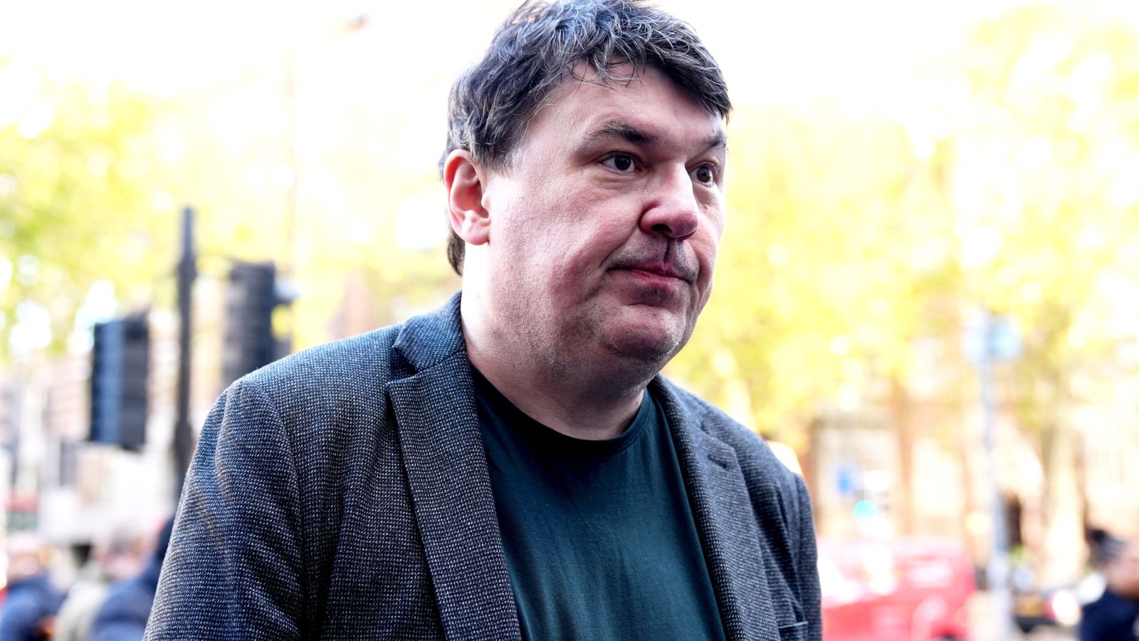 El creador de Father Ted, Graham Linehan, absuelto de acoso pero ...
