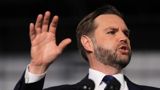 Mientras Trump está fuera, JD Vance apuesta en el centro del escenario ...