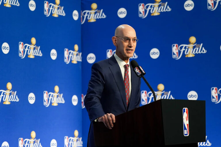 El comisionado de la NBA, Adam Silver, defiende la regla de los 65 ...