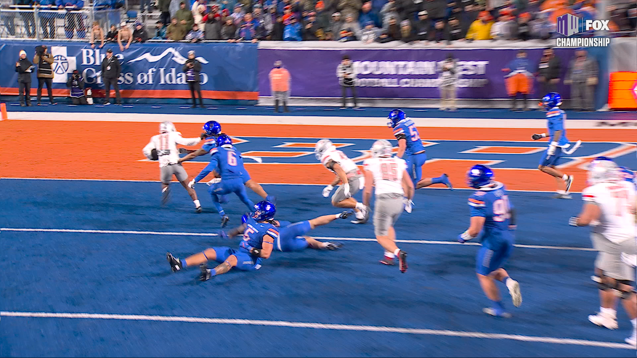 JoJo Earle corre para un touchdown de siete yardas, reduciendo el ...